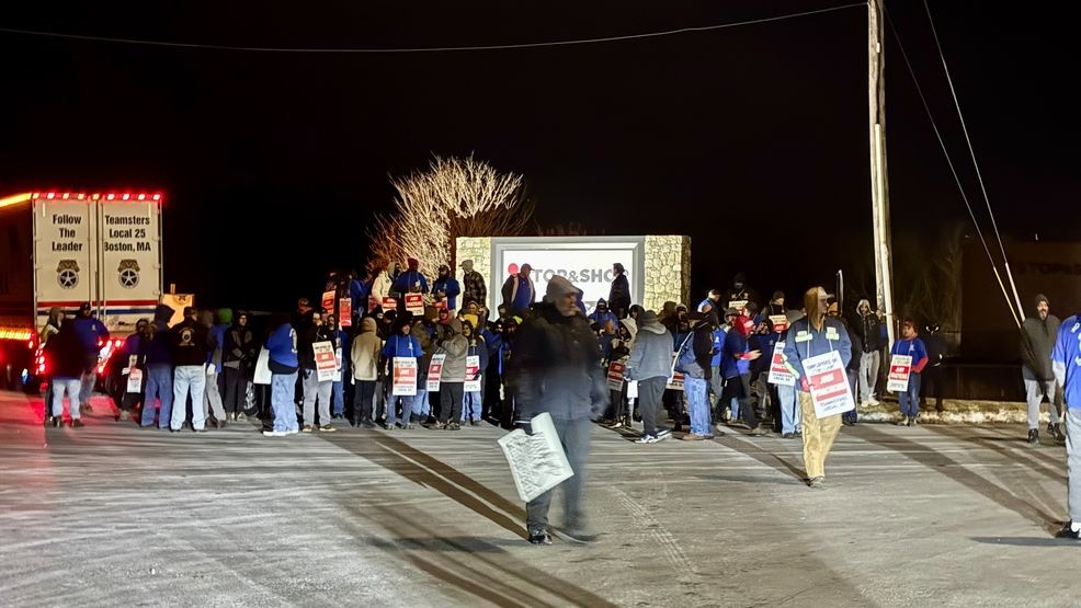 Union members hold practice picket demonstration at Stop & Shop ...