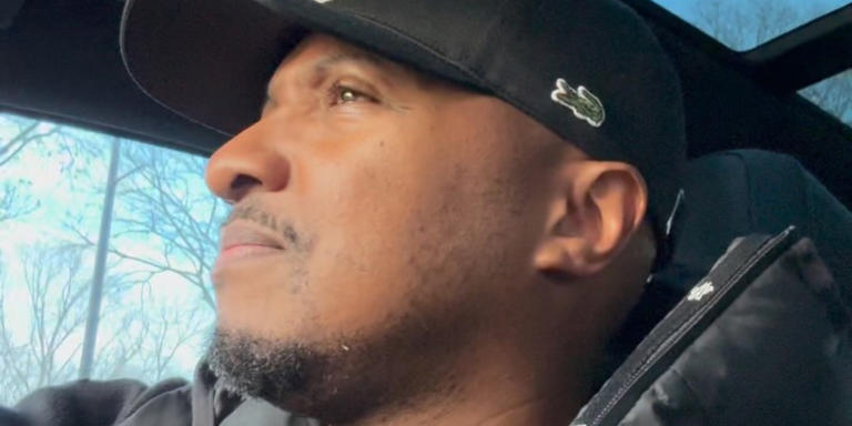 Deze wereldberoemde rapper hangt de microfoon aan de haak voor een ...