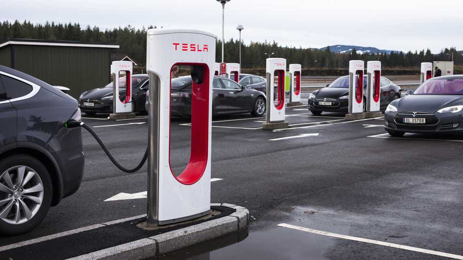 Tesla introduce le code virtuali ai Supercharger