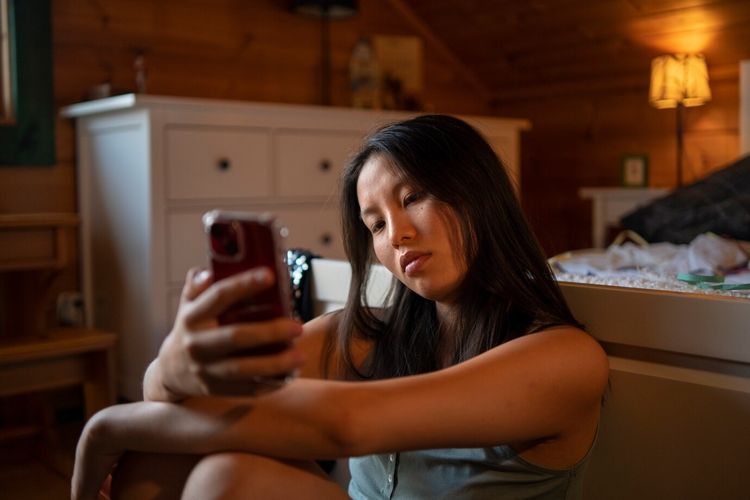 Orang yang Merasa Jijik Saat Membaca Pesan Teks Mereka Sendiri Setelah ...