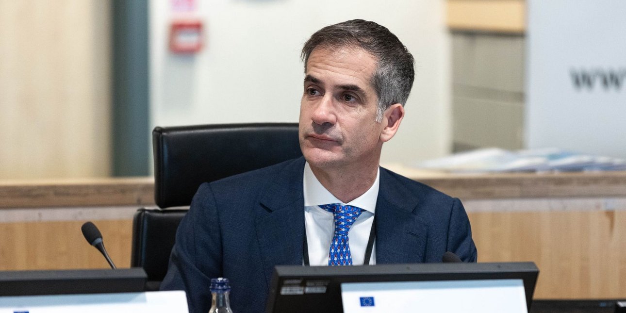 Μπακογιάννης κατά Δούκα: «Χρυσοί» κάδοι για σκύλους, εν μέσω αυξήσεων ...