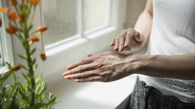 4 Things That Make Your Hands Age Faster