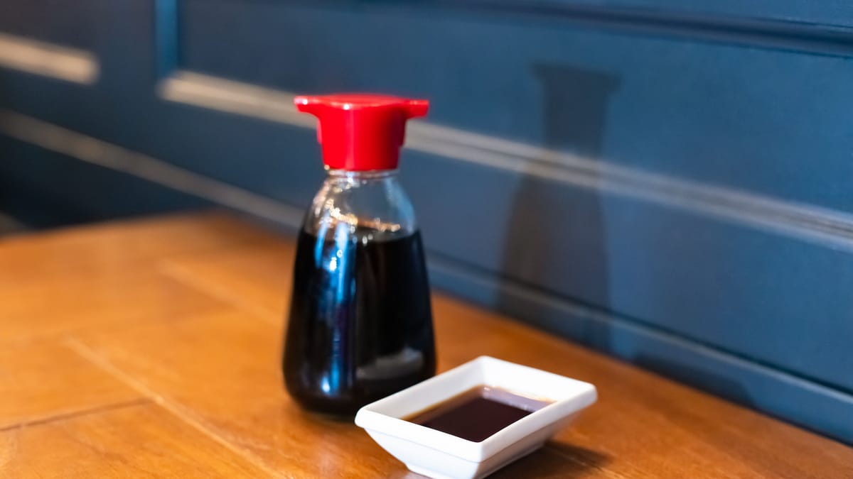 Sojasoße: Darum hat die Kikkoman-Flasche zwei Öffnungen