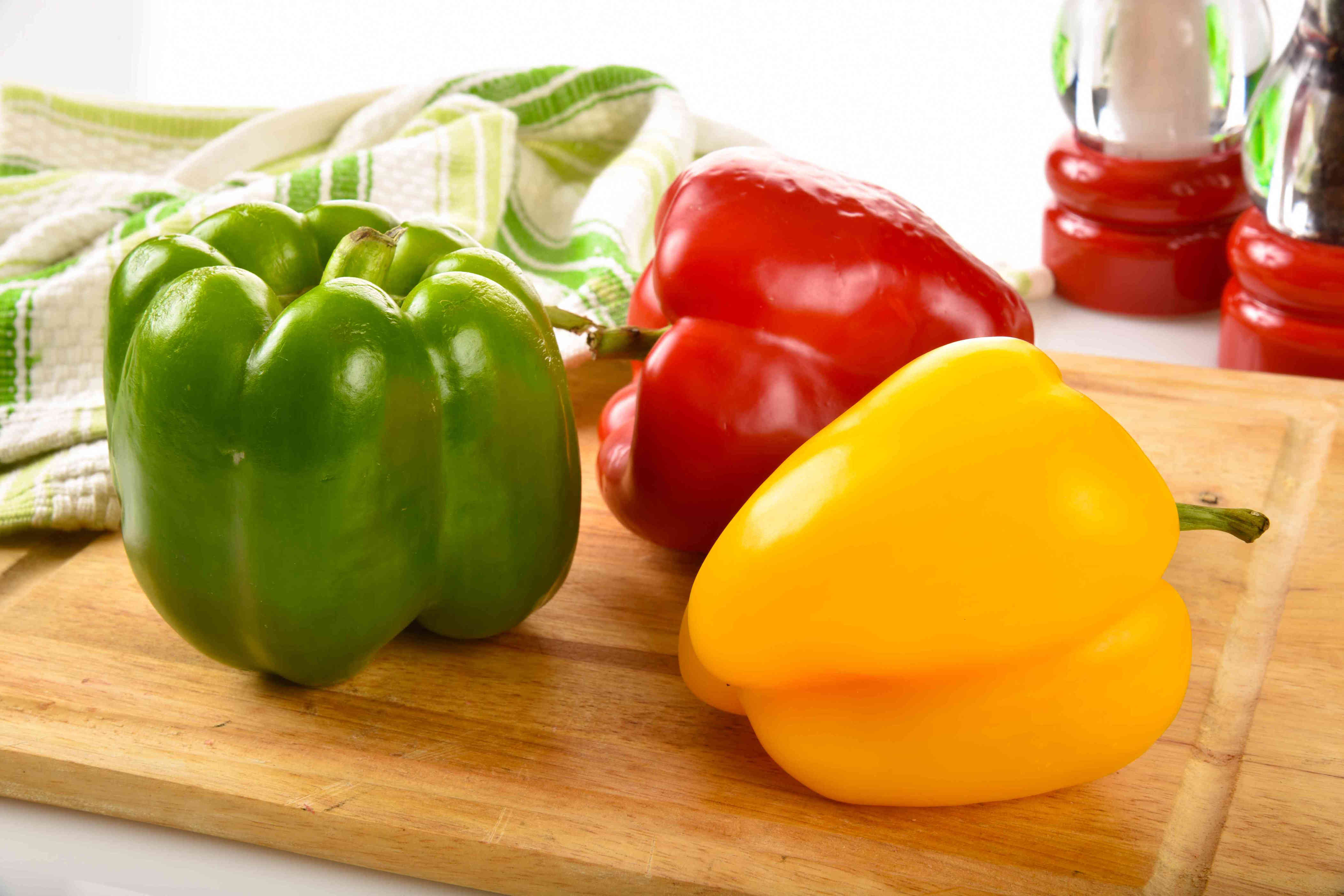 How to wash peppers to remove dirt and pesticides, according to two experts