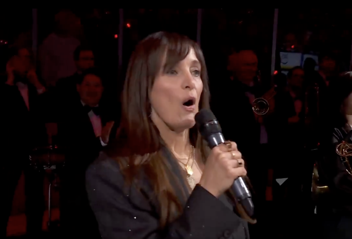 'Embarrassment' - Canadian National Anthem Singer Gets Ripped For ...