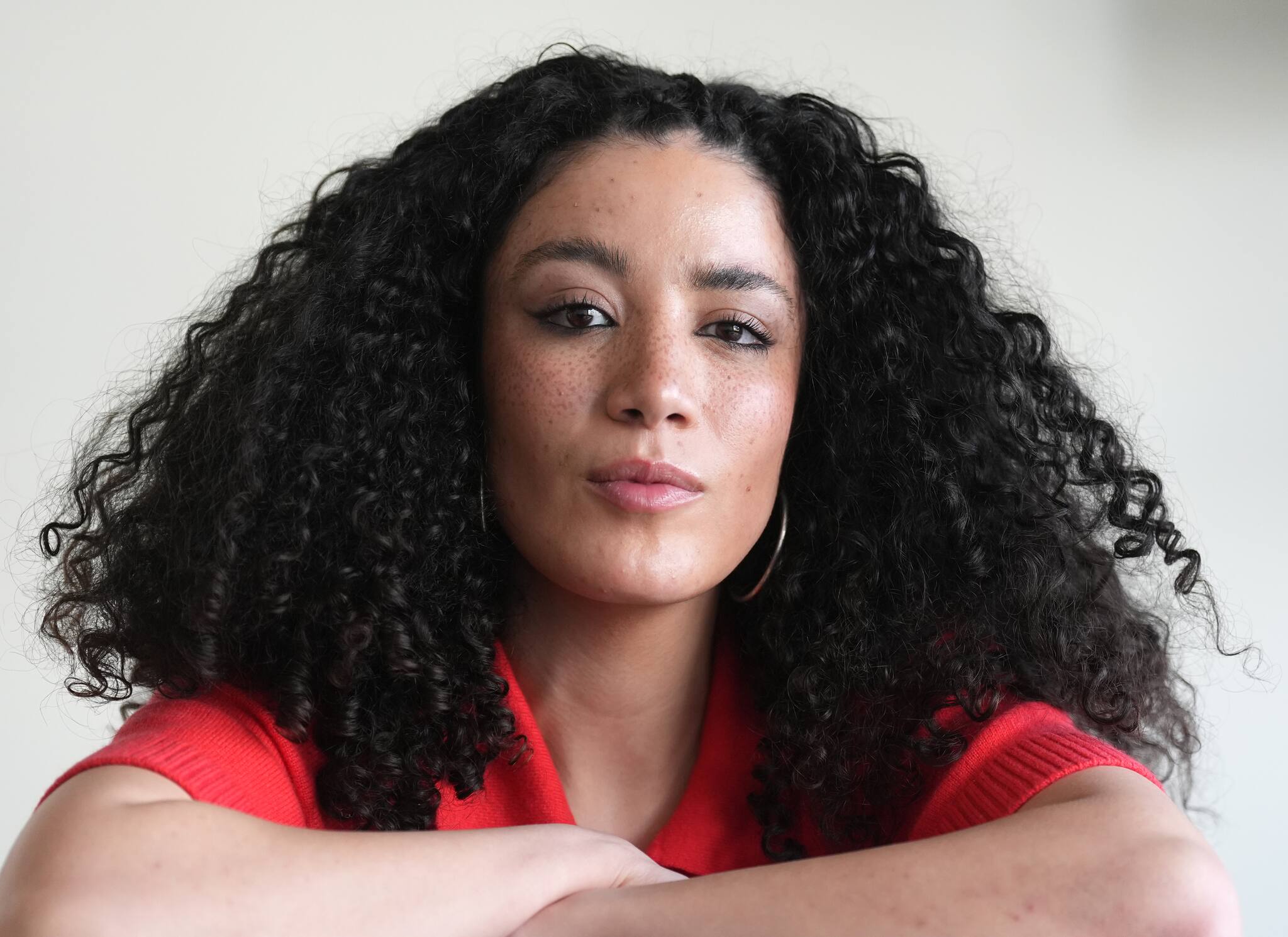 Tessniem Kadiri: 23-jährige Journalistin moderiert erstmals ARD ...