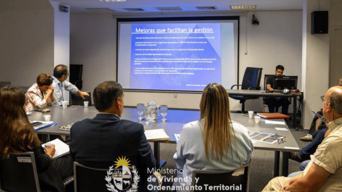 MVOT prepara la transición: presentan a la nueva Directora General de ...