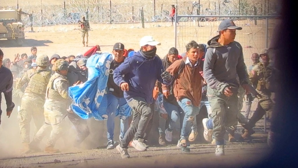 El Paso border barrier rushed by hundreds of migrants in violent riot ...