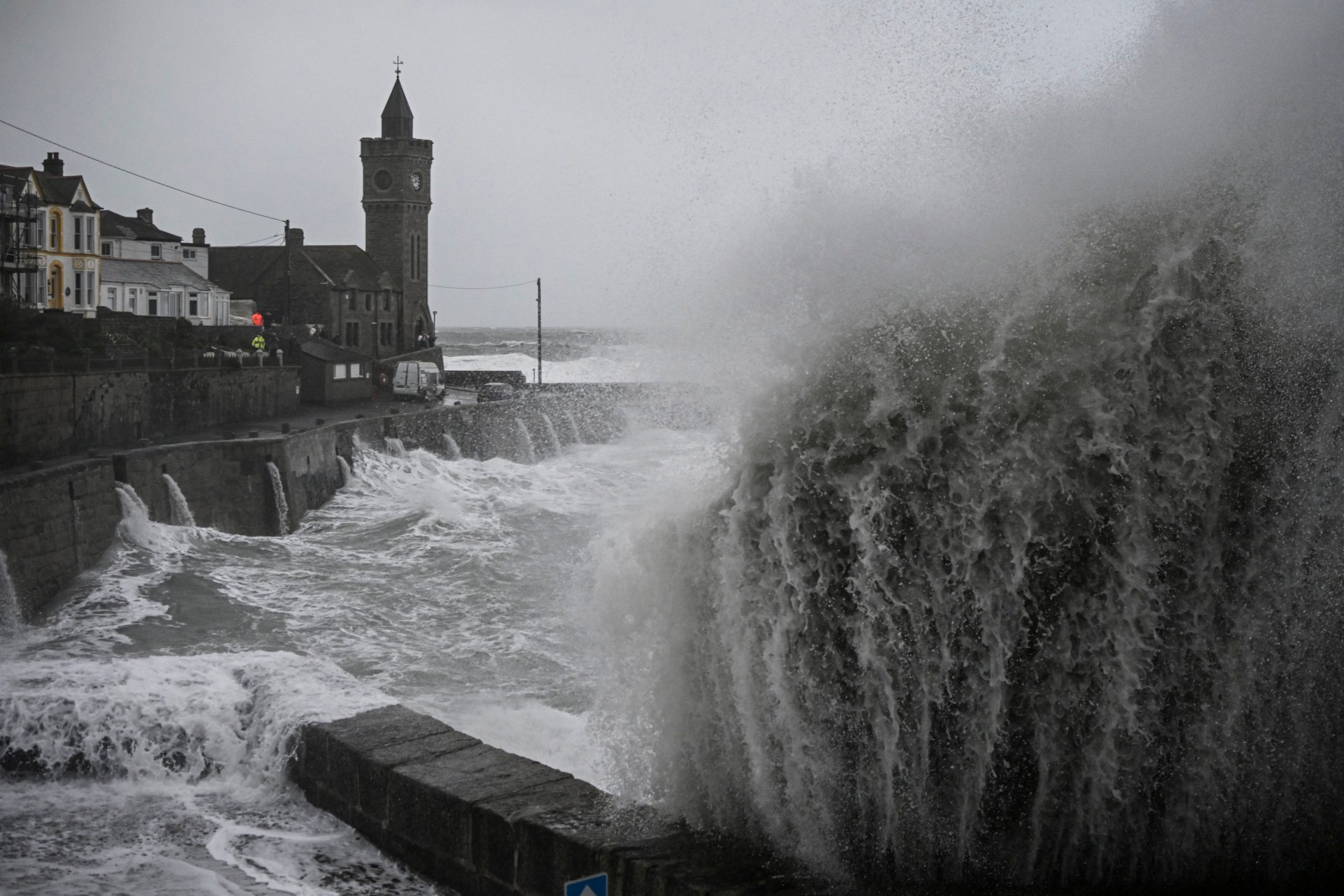 Map shows where heavy rain and 70mph gusts will batter UK this weekend