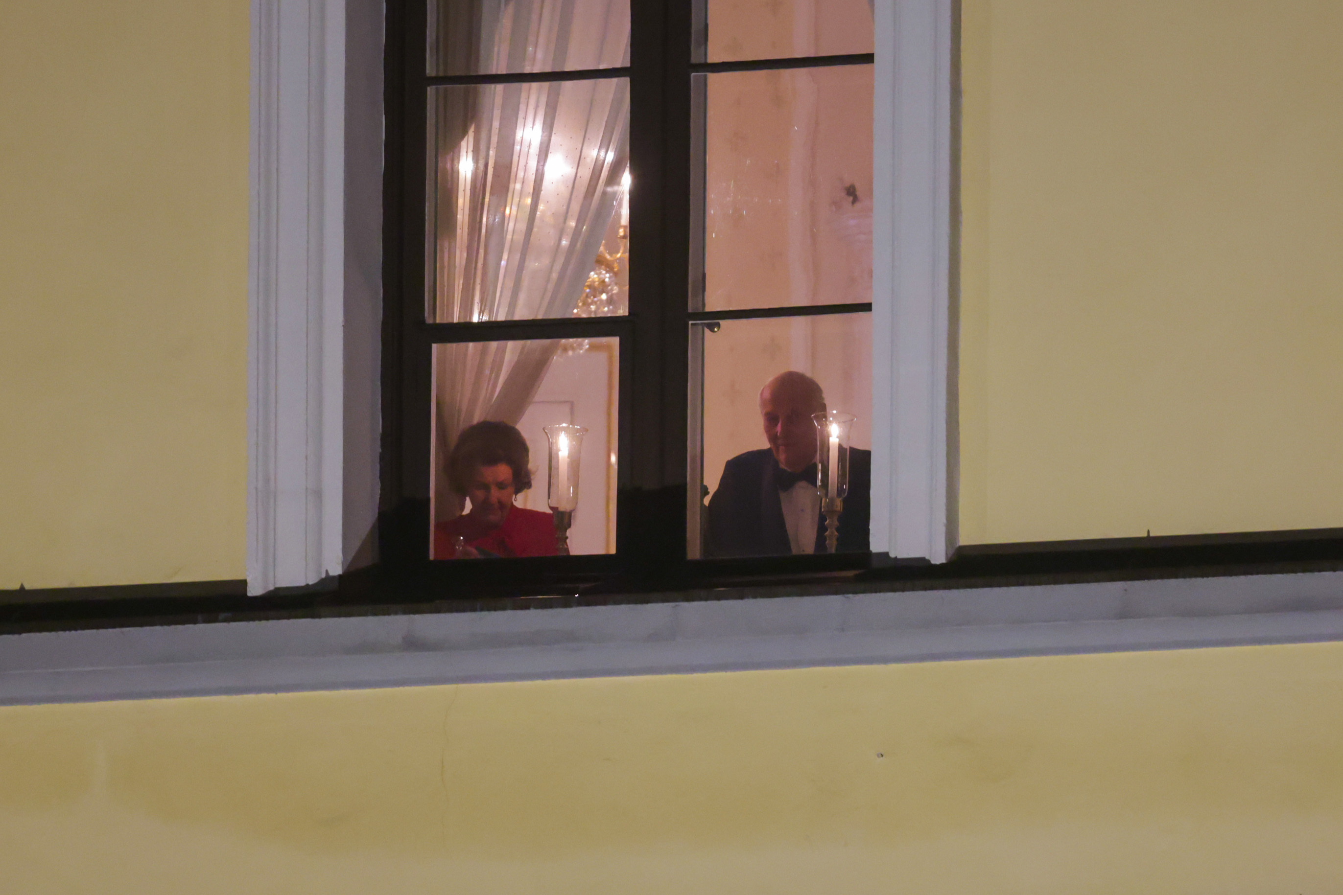 Kongen kikket ut på bursdagsoverraskelse utenfor Slottet