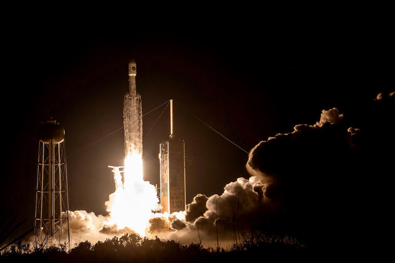 Us Space Force Reveals 1st Look At Secretive X 37b Space Plane In Orbit