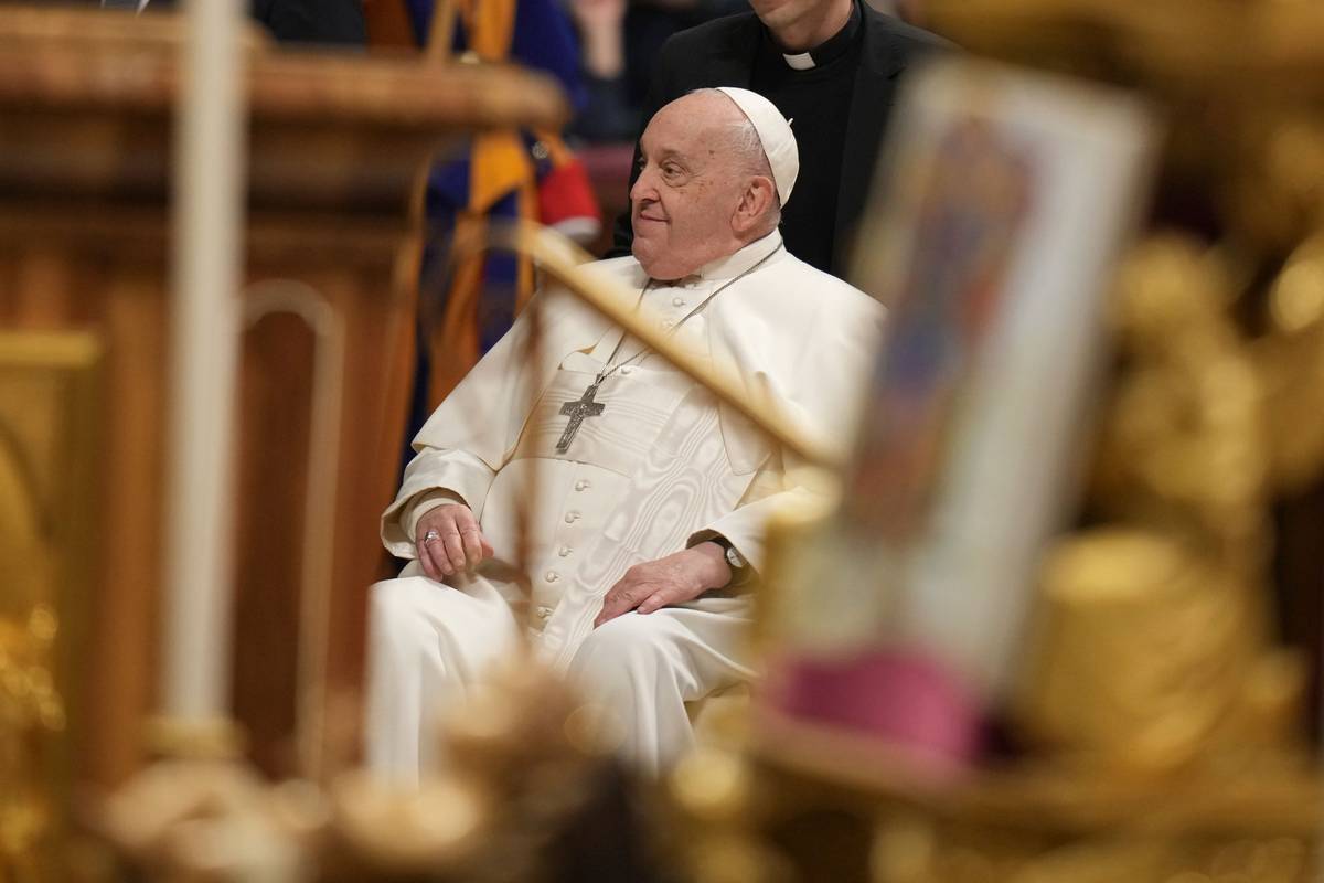 O Papa, em estado crítico, “passou uma noite tranquila”