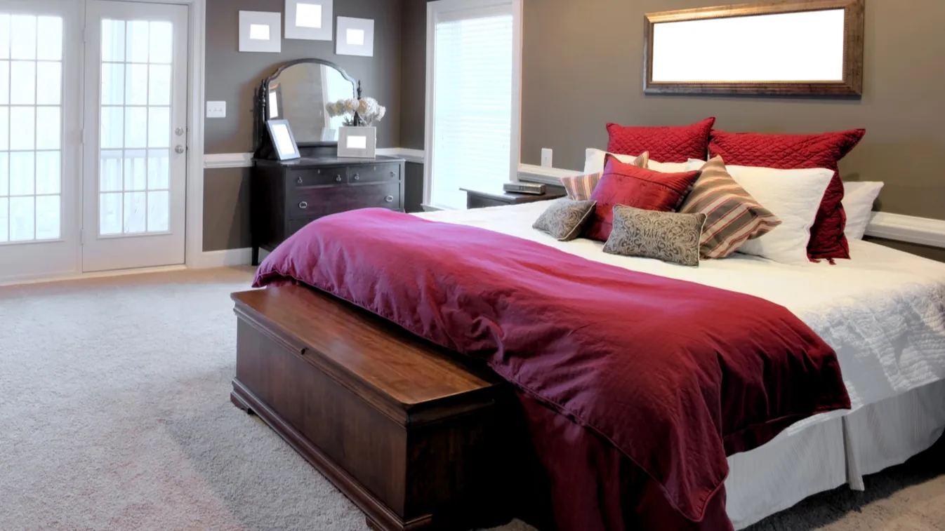 What Makes Hotel Beds So Comfortable? (Know Now)