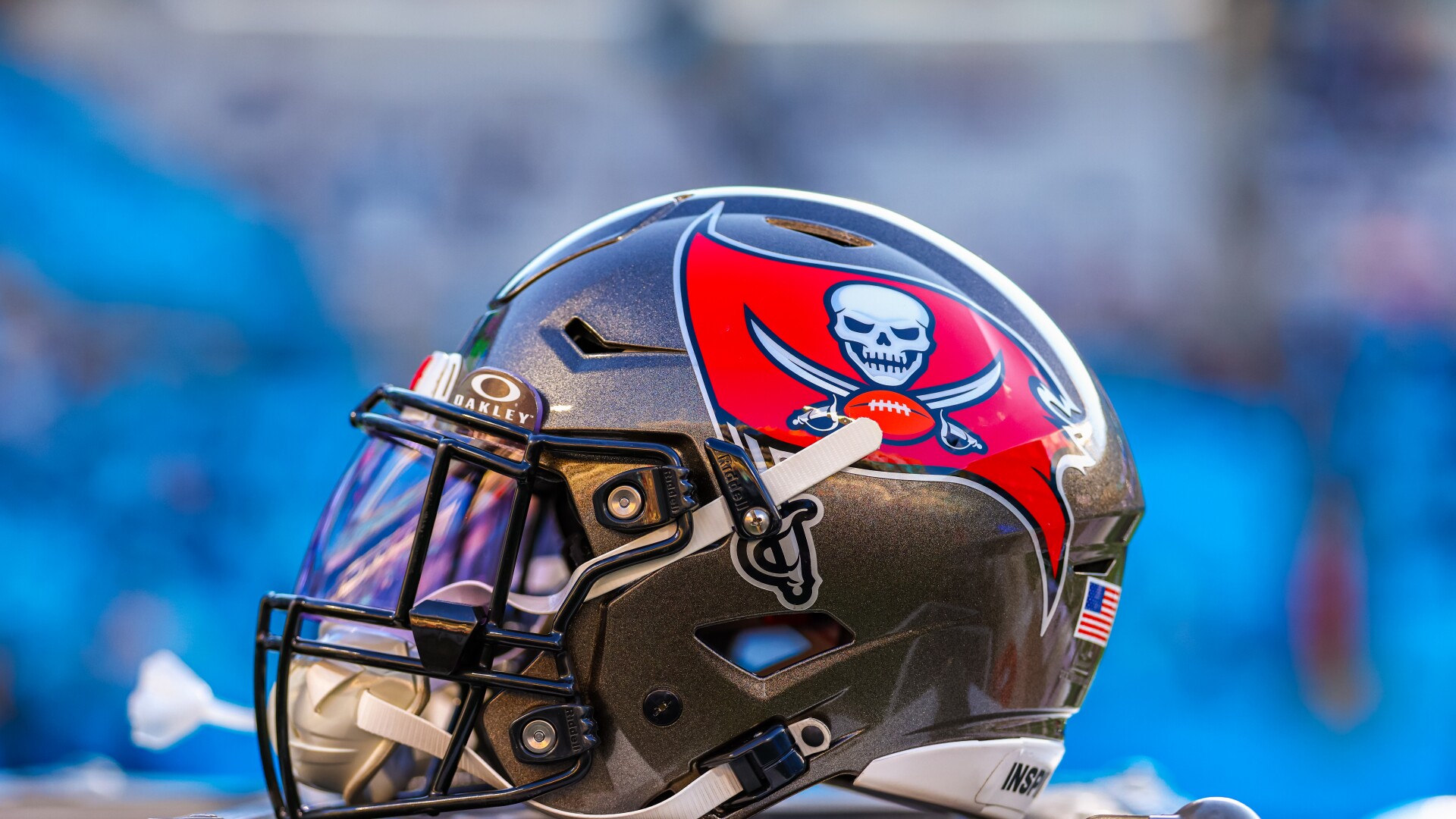 Buccaneers re-sign DL Eric Banks