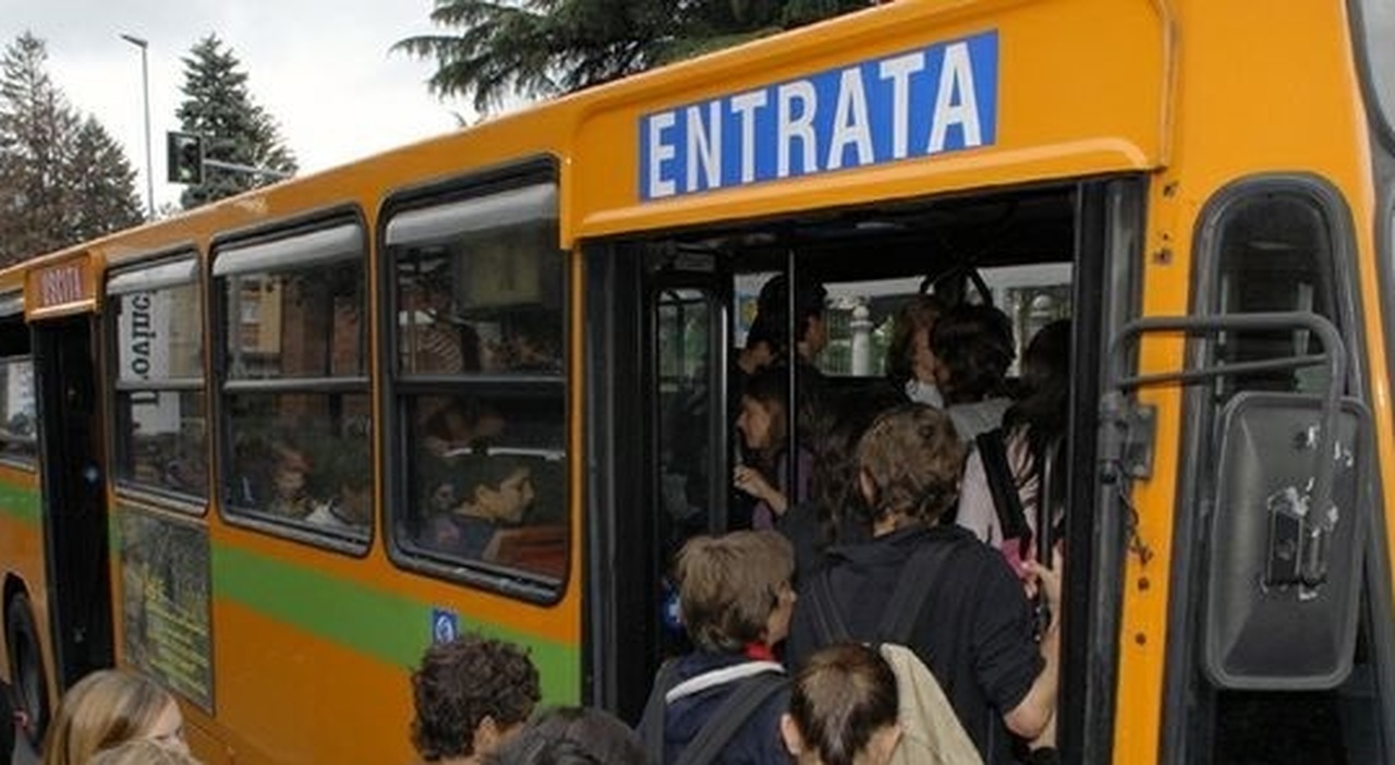 Mondolfo, choc sull'autobus: studenti senza biglietto si scagliano ...