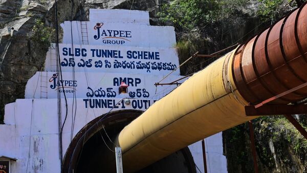 SLBC Tunnel : ఎస్‌ఎల్‌బీసీ టన్నెల్‌ పనుల్లో ప్రమాదం - కుంగిపోయిన పైకప్పు..!