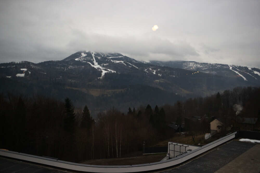 Beskidy: dobre warunki na szlakach, choć wyżej nadal trzyma zima