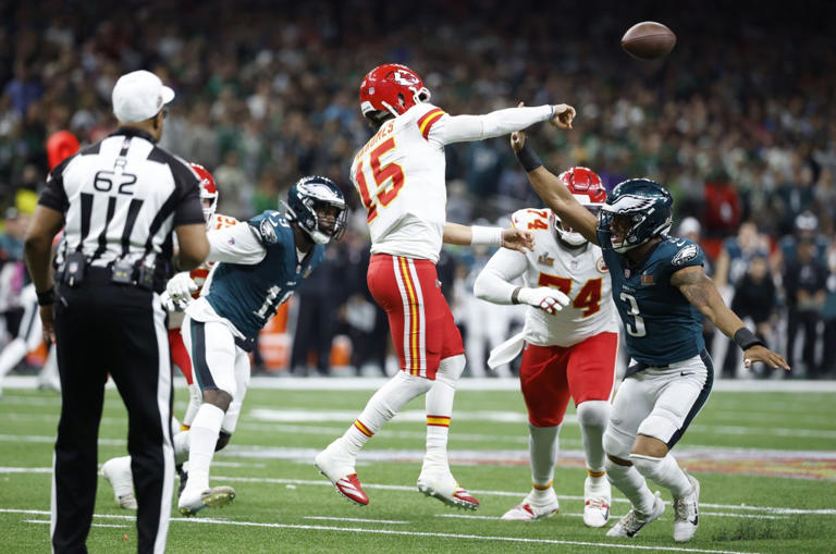 Eagles’ Nolan Smith only had use of one arm in Super Bowl 2025 second ...