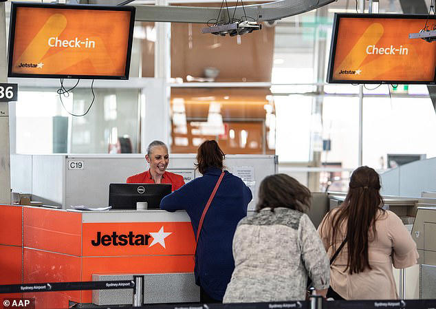 Jetstar customers 'unable to check in' as airline suffers major outage