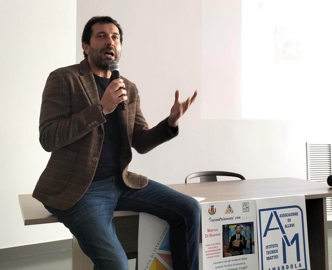 Marco Di Buono incontra gli studenti di Amandola: "Coltivate le passioni"