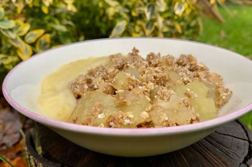 Slimming World friendly apple crumble recipe that doesn't compromise on ...