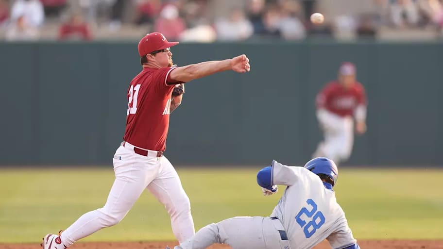 Marathon Fifth Inning Paces Alabama Baseball in Win Over Coastal Carolina