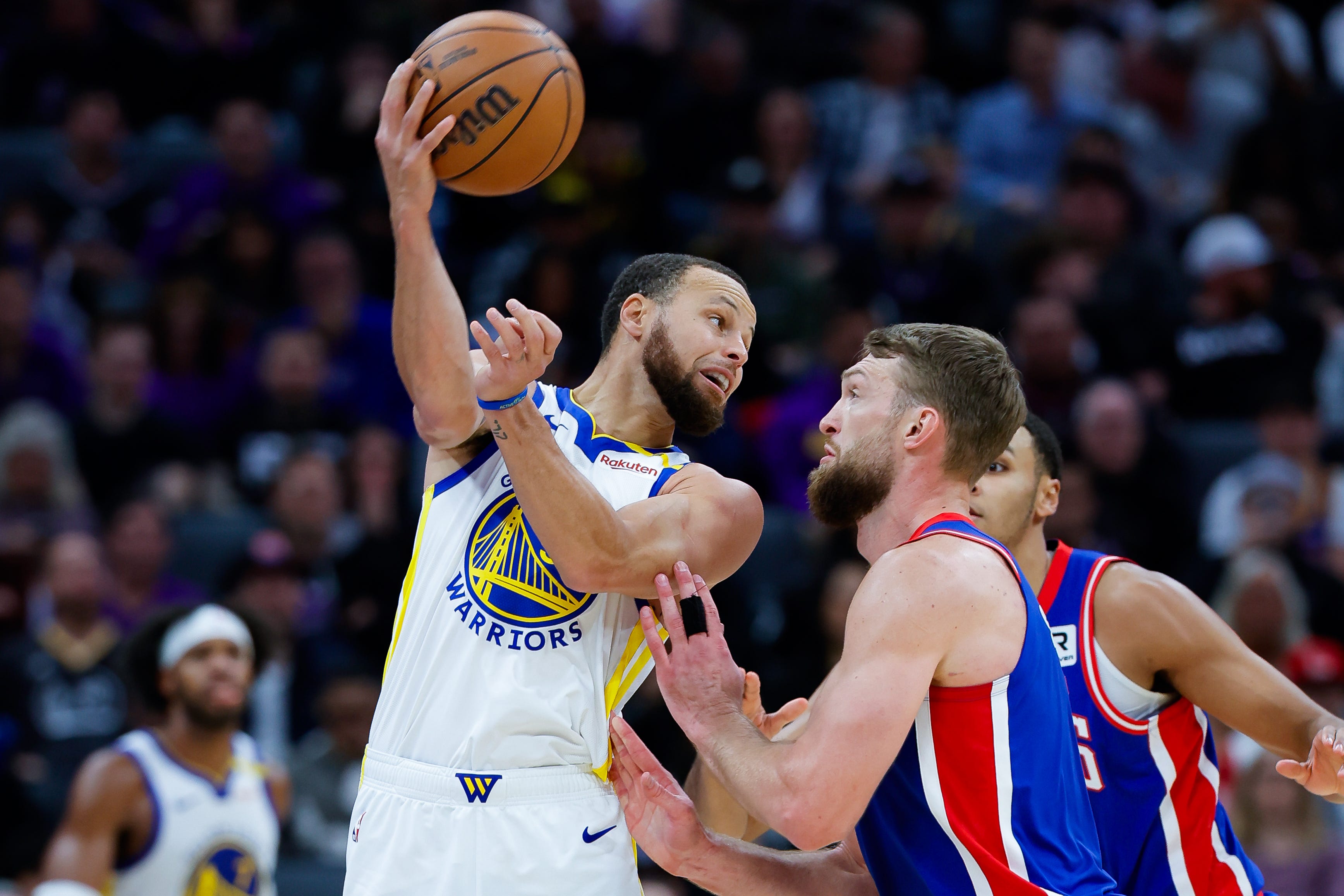 Warriors hammer Kings in blowout win, 132-106