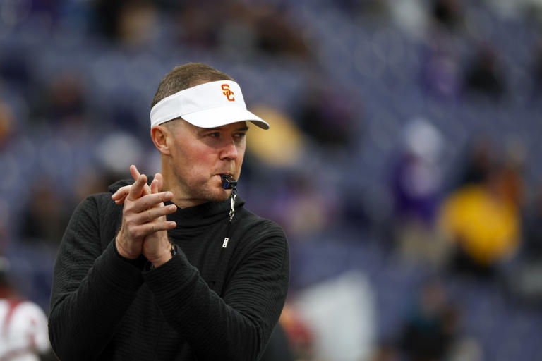 Lincoln Riley plays massive role in flipping 4-star QB from Oregon to USC