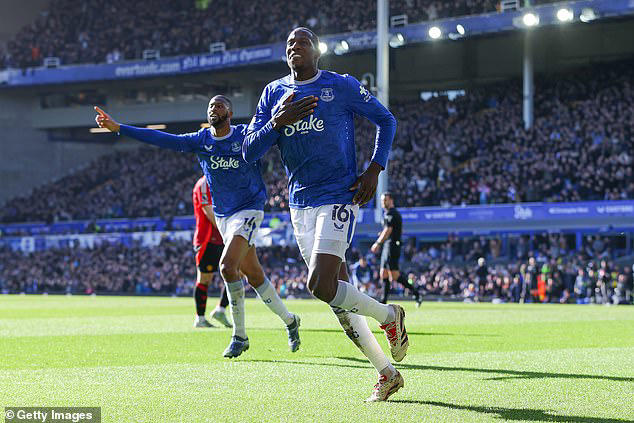 Everton 2-2 Man United: Bruno Fernandes's stunning free-kick sparks ...