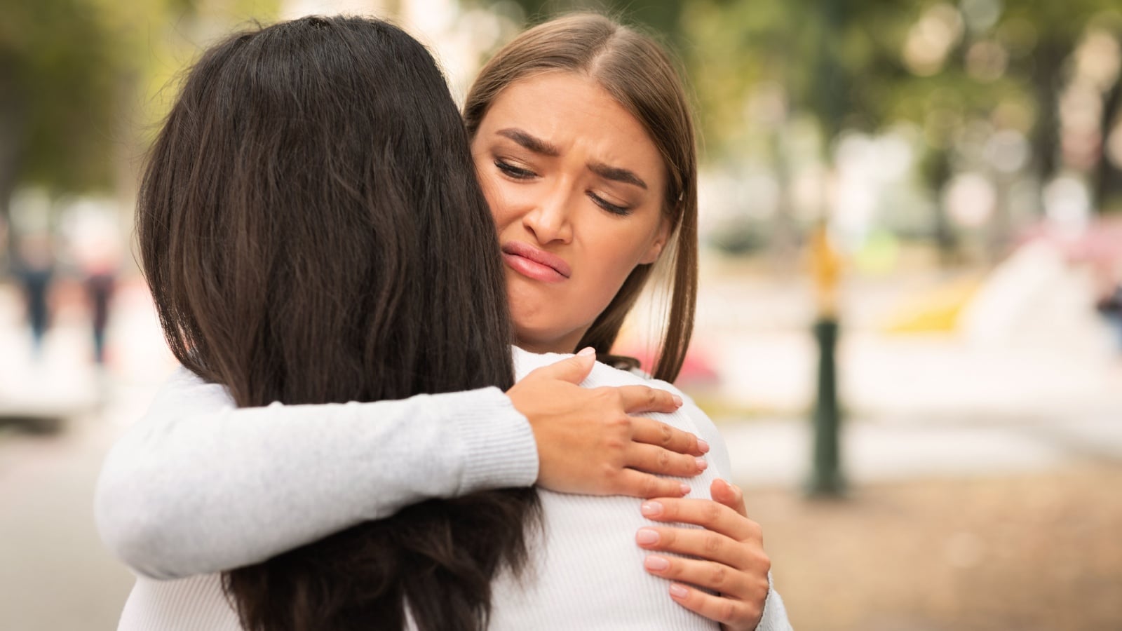 15 Subtle Clues That Someone Might Be Jealous of You