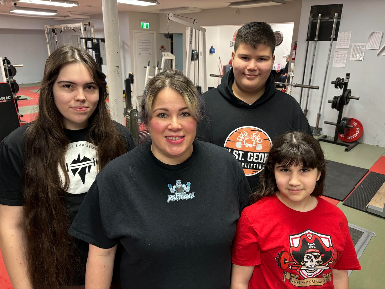 Powerlifting family: Mom and 3 kids test their strength at national ...