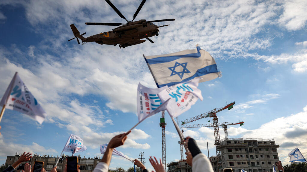 Famílias israelenses comemoram libertação de reféns na Faixa de Gaza