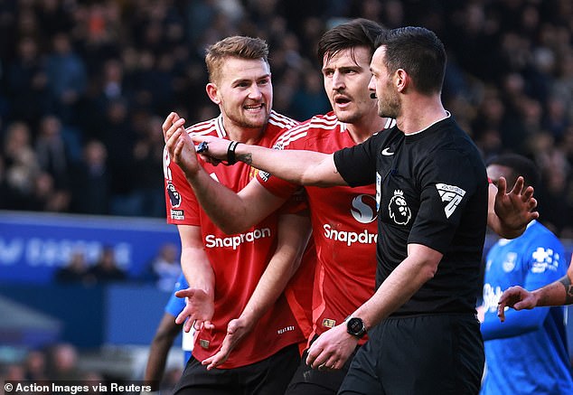 Fans react to 'disgraceful' VAR decision as Everton are denied a late ...