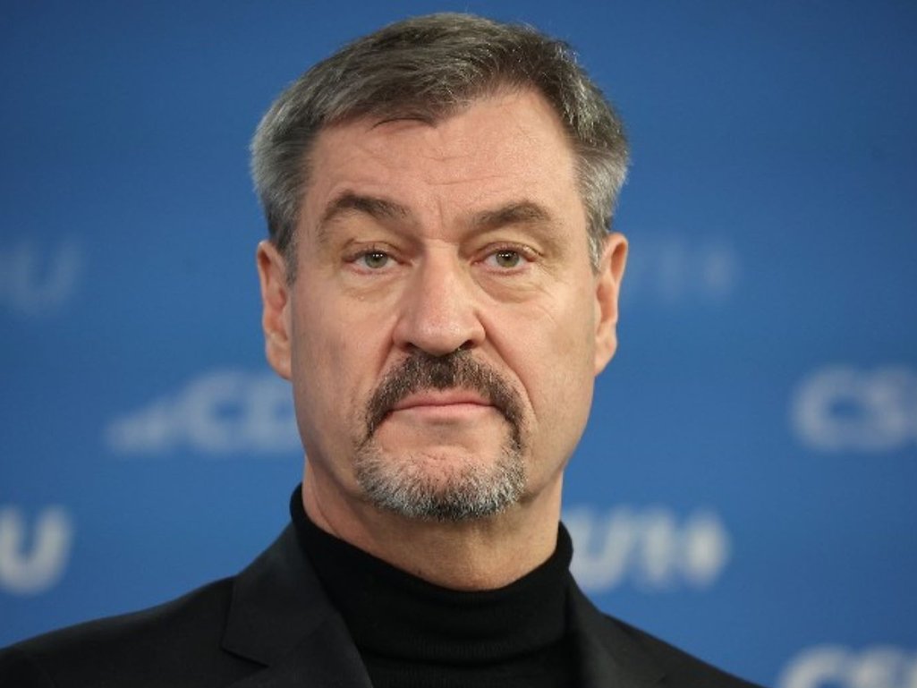 Markus Söder überrascht als Elvis: Fans diskutieren über Bart-Look