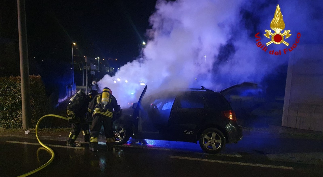 Auto in fiamme: il conducente vede il fumo, accosta e scende appena ...