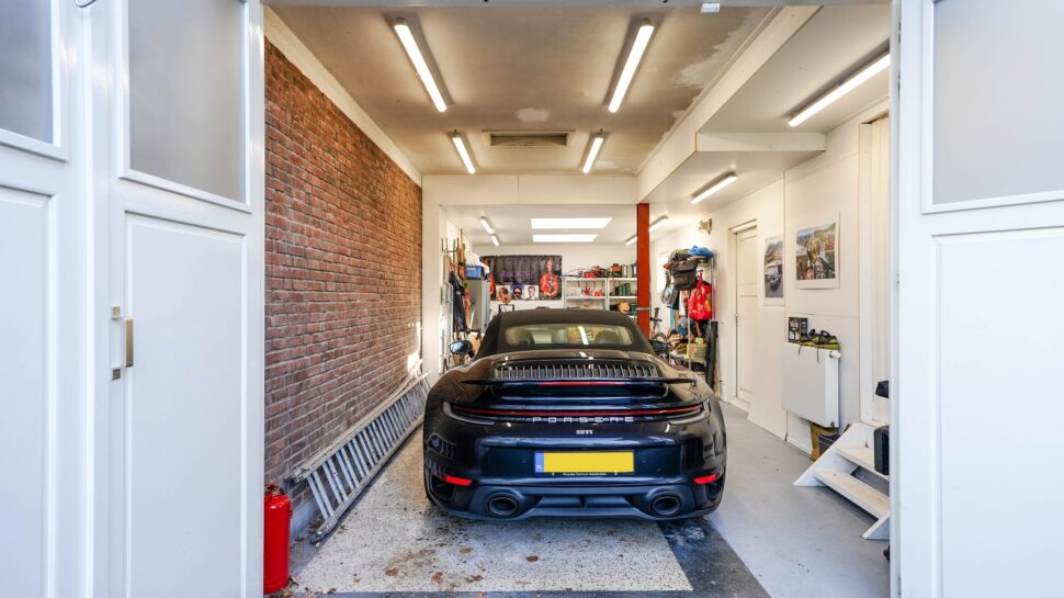Haagse garage met 911 is vooral heel lang