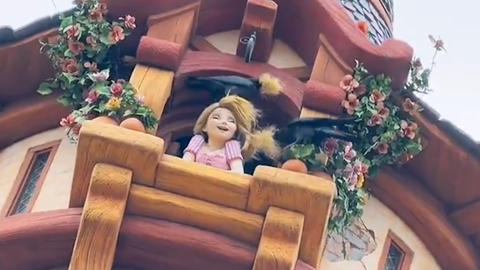 Crows peck hair from Rapunzel animatronic in Japan