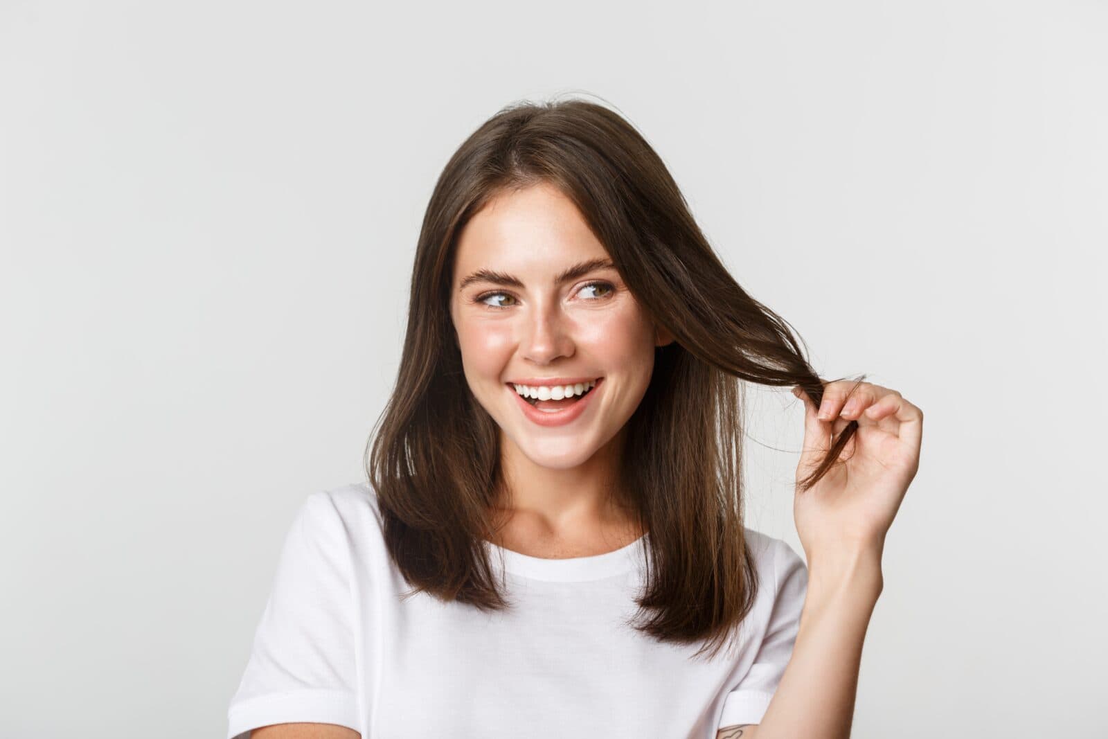 Most men overlook these 12 nonverbal signals women use