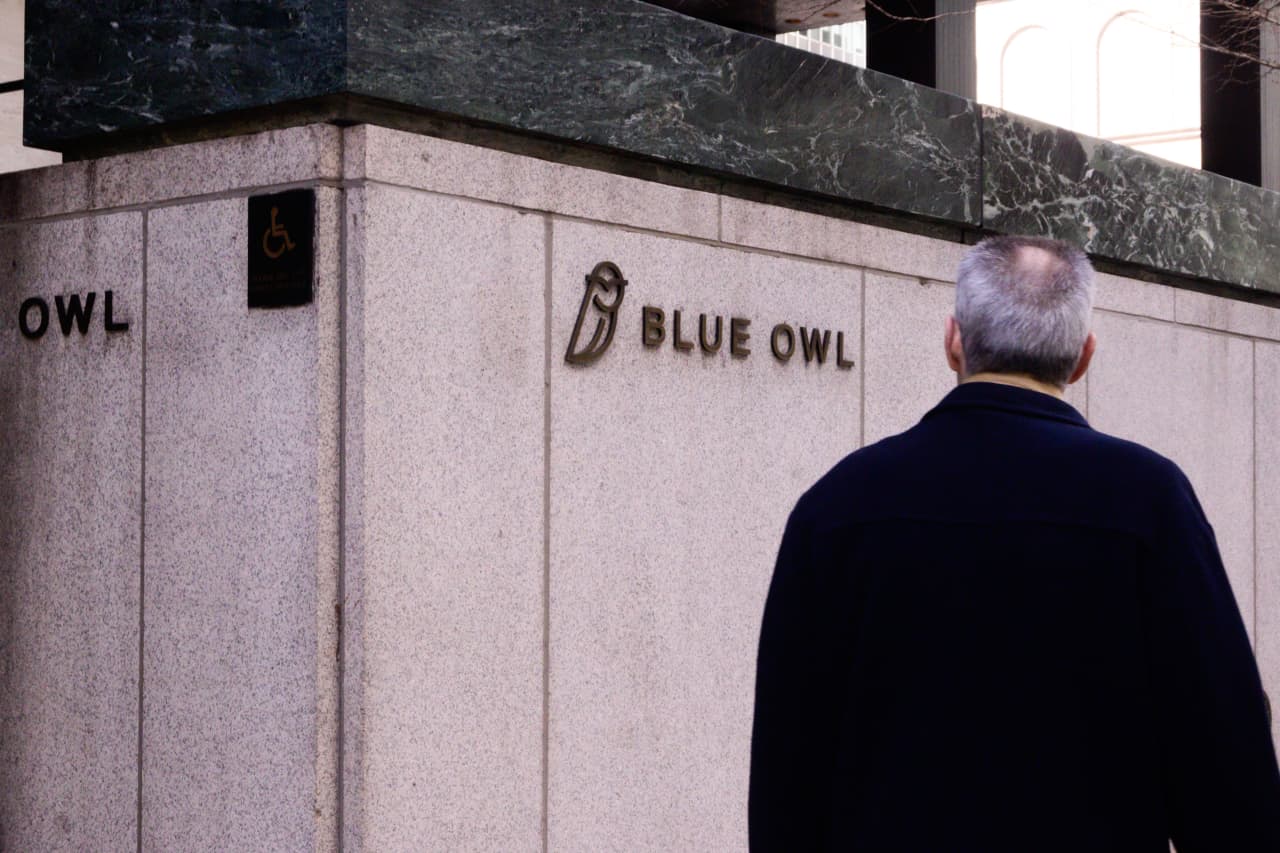 Blue Owl Capital stock falls. Investors are pulling funds.