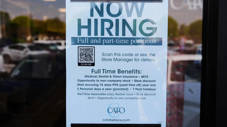 US jobless aid filings decrease to 202,000 amid low layoffs