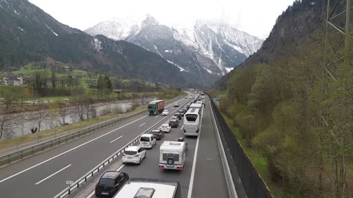15 Kilometer Stau vor dem Gotthardtunnel in Richtung Süden