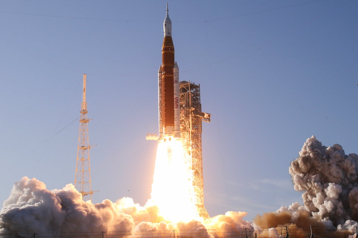 Artemis II crew runs into plumbing snafu on deep-space mission