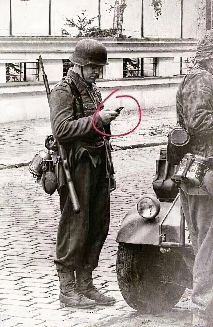 26 odd pictures that have people convinced time travelers walk among us