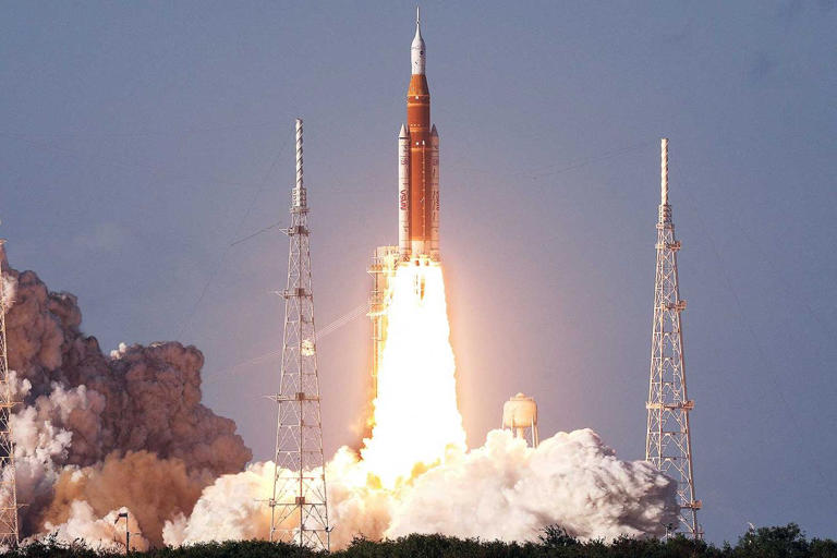 Plane passenger captures 'insane' view of Artemis II rocket launch from ...