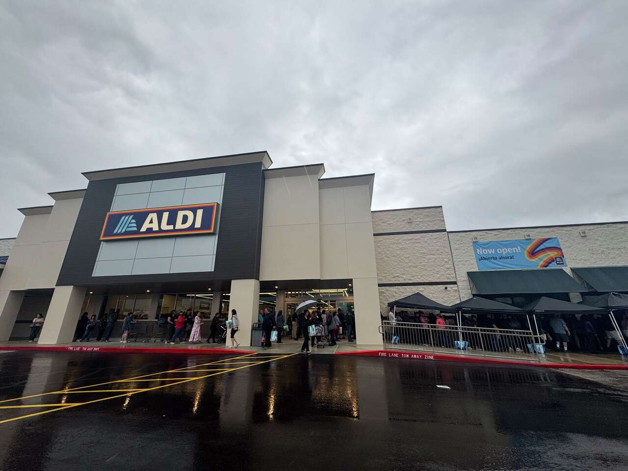 Aldi opens in Central Texas as 300 brave thunderstorm