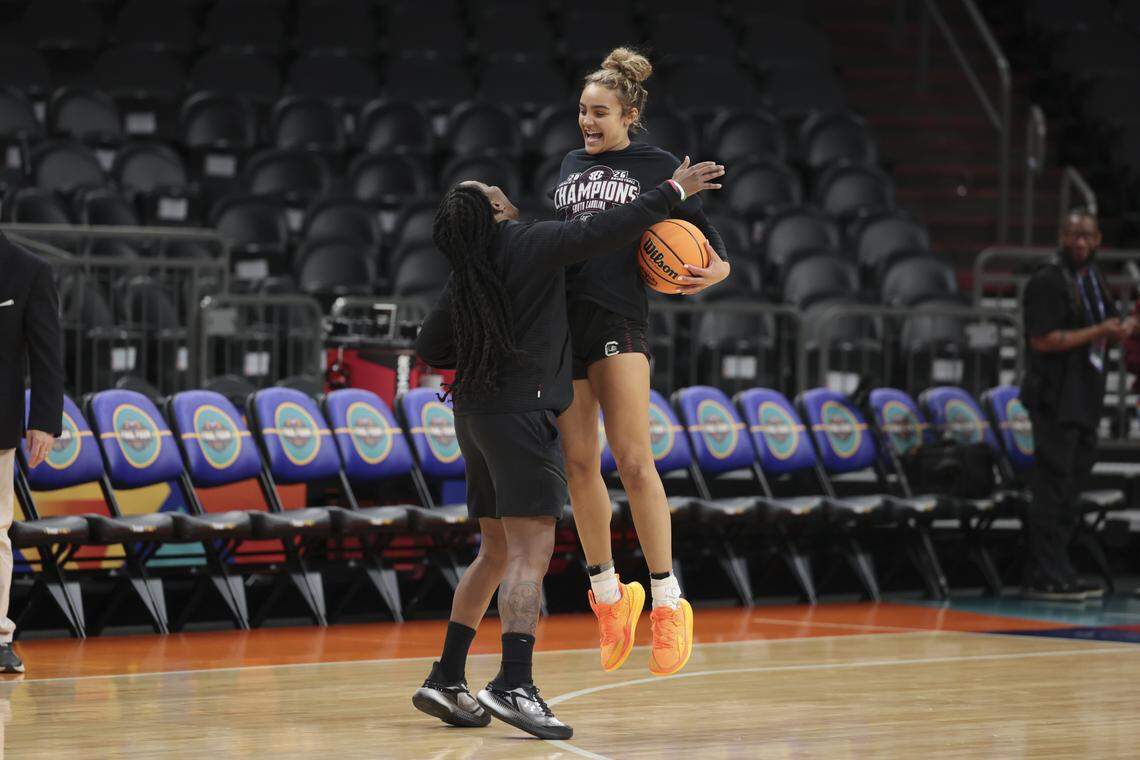 Photos: South Carolina and UConn at the Final Four in Phoenix