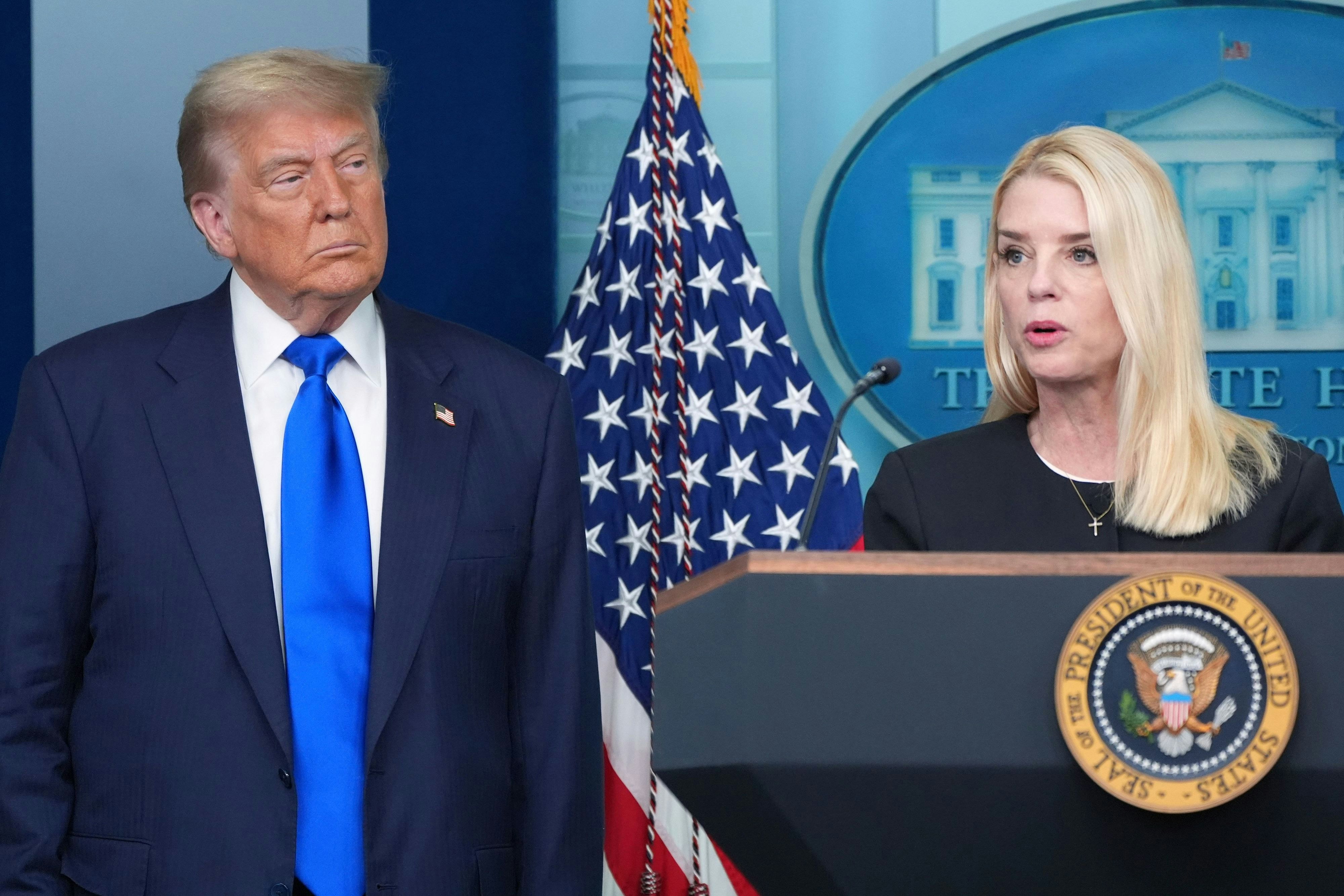 Zweiter Kabinetts-Abgang: Trump feuert Justizministerin Pam Bondi ...