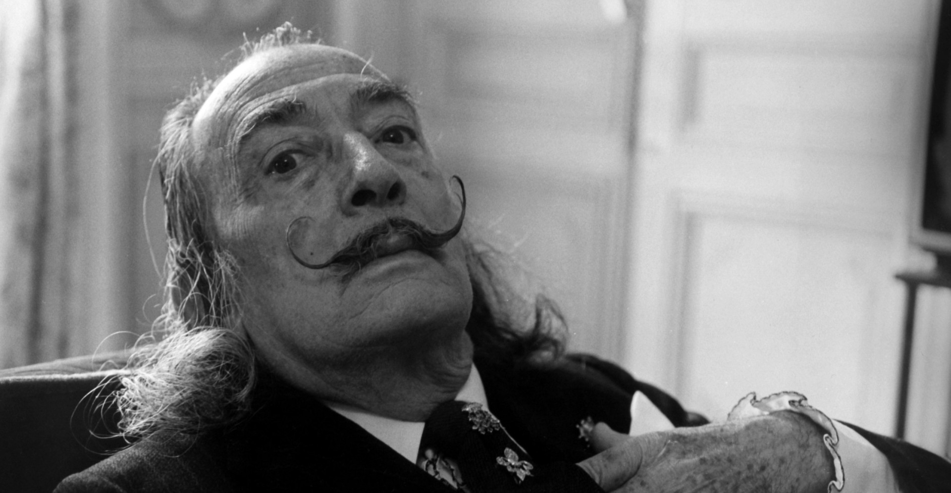 From Dalí's mustache to Kahlo's unibrow: The signature style of famous ...