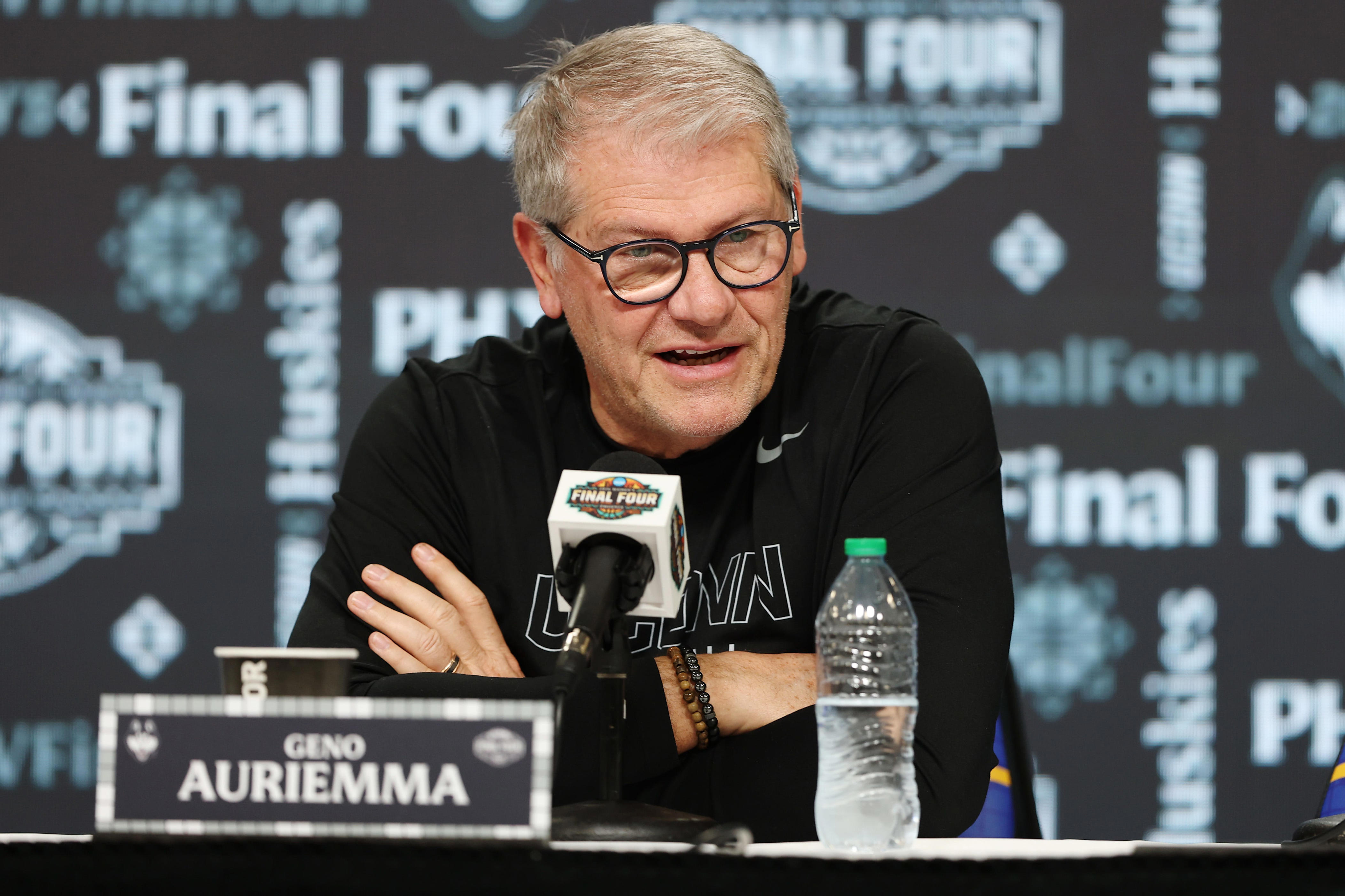 Geno Auriemma apologizes to Dawn Staley after Final Four clash