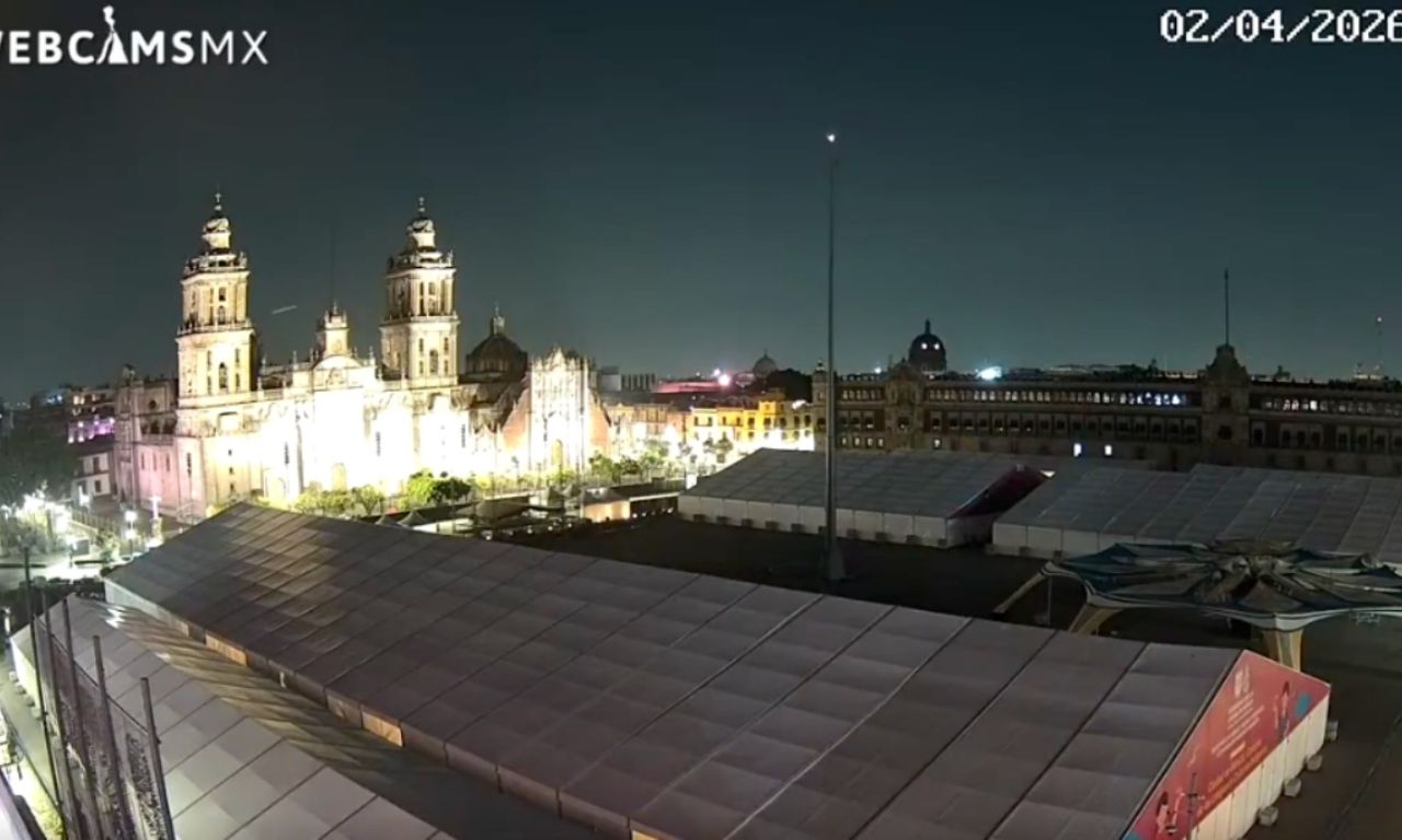 Extraño objeto aparece en el Zócalo CDMX, entre catedral y el asta ...